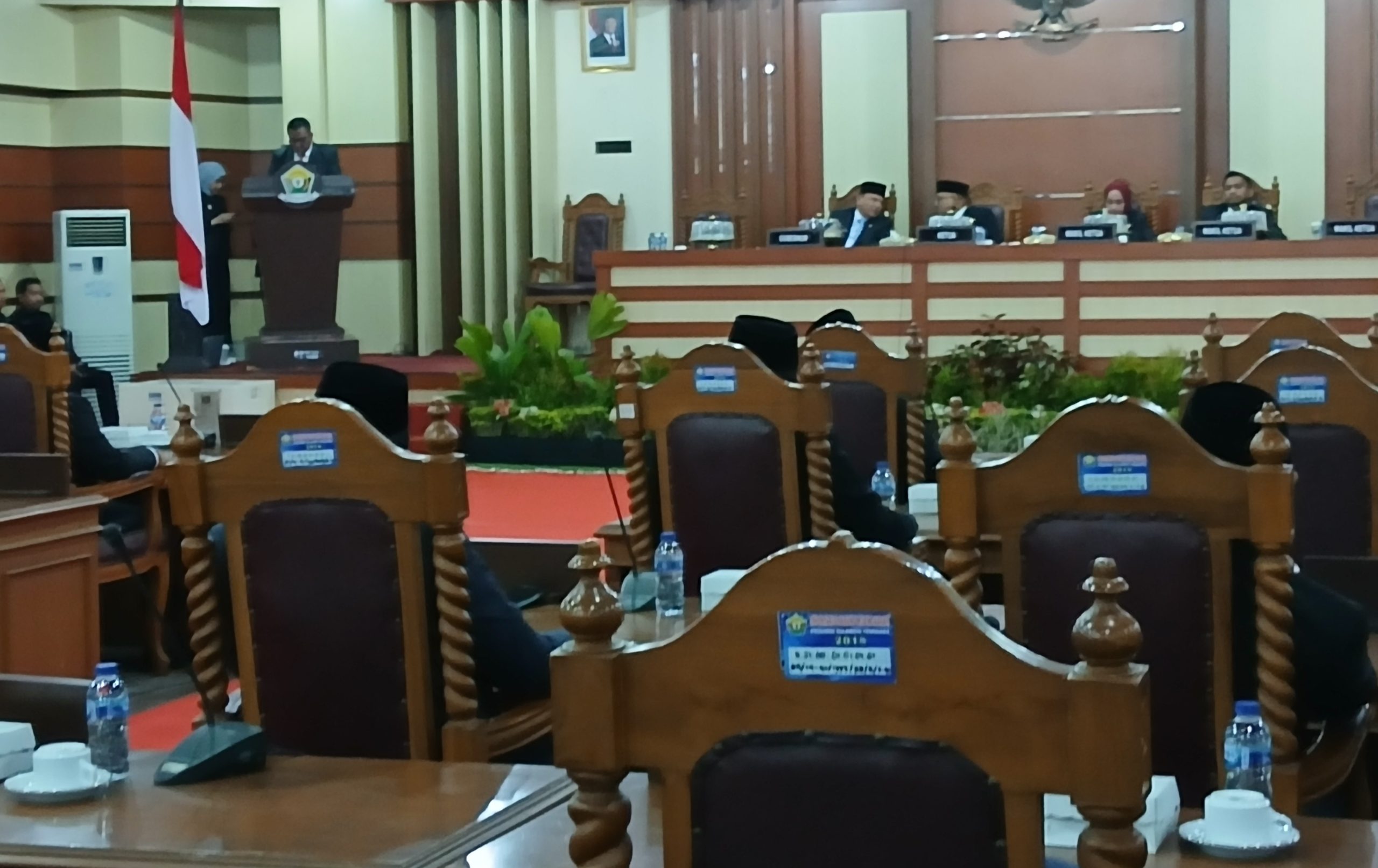 Ketua KPU Sampaikan Surat Keputusan Penetapan Gubernur dan Wakil Gubernur Diparipurna DPRD Sultra