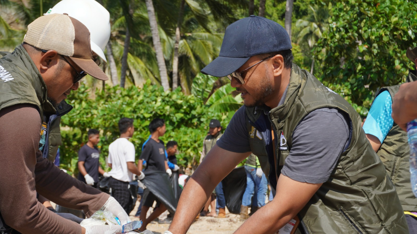 Peduli Lingkungan, PT GKP Bersama Masyarakat Nambo Jaya Laksanakan Bersih-bersih Pantai