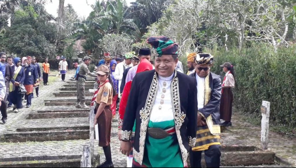 Upacara HUT ke 59 Bupati Muna dan SKPD Gunakan Pakaian Adat Raja