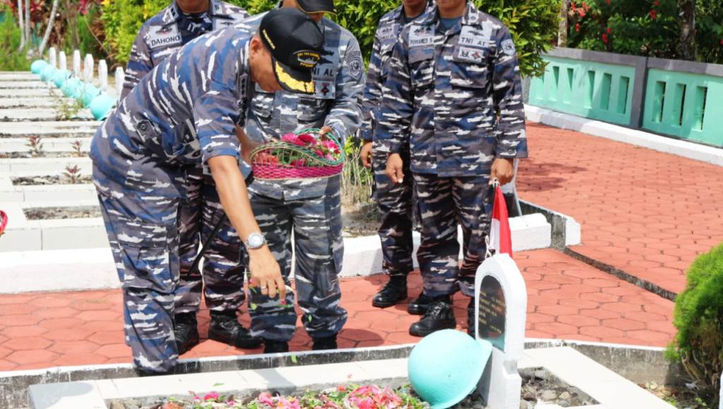 Komandan Beserta Prajurit KRI YOS-353 Ziarah Makam Pahlawan di Balikpapan