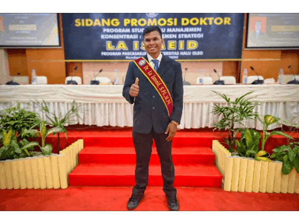 Dr. La Ismeid, Putra Muna Timur, Raih Gelar Doktor Ilmu Manajemen UHO ...